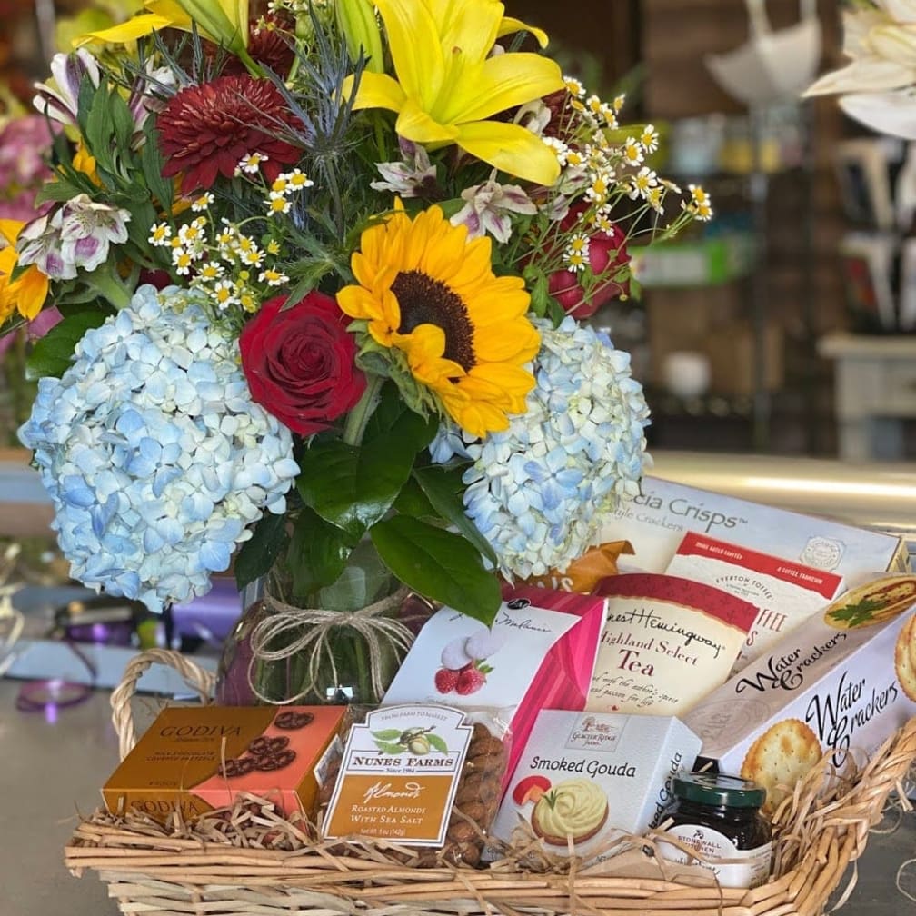 New Milford Florist | Flower Delivery by Denis Flowers & Gifts