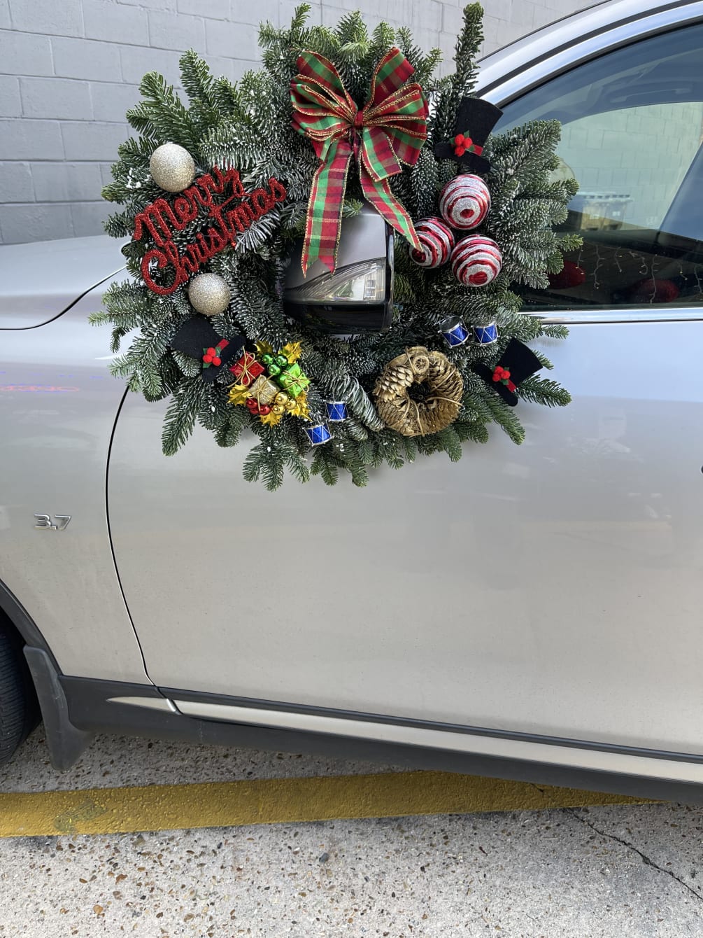 Magical Christmas spirit wreath by Jardin D’eden Florist