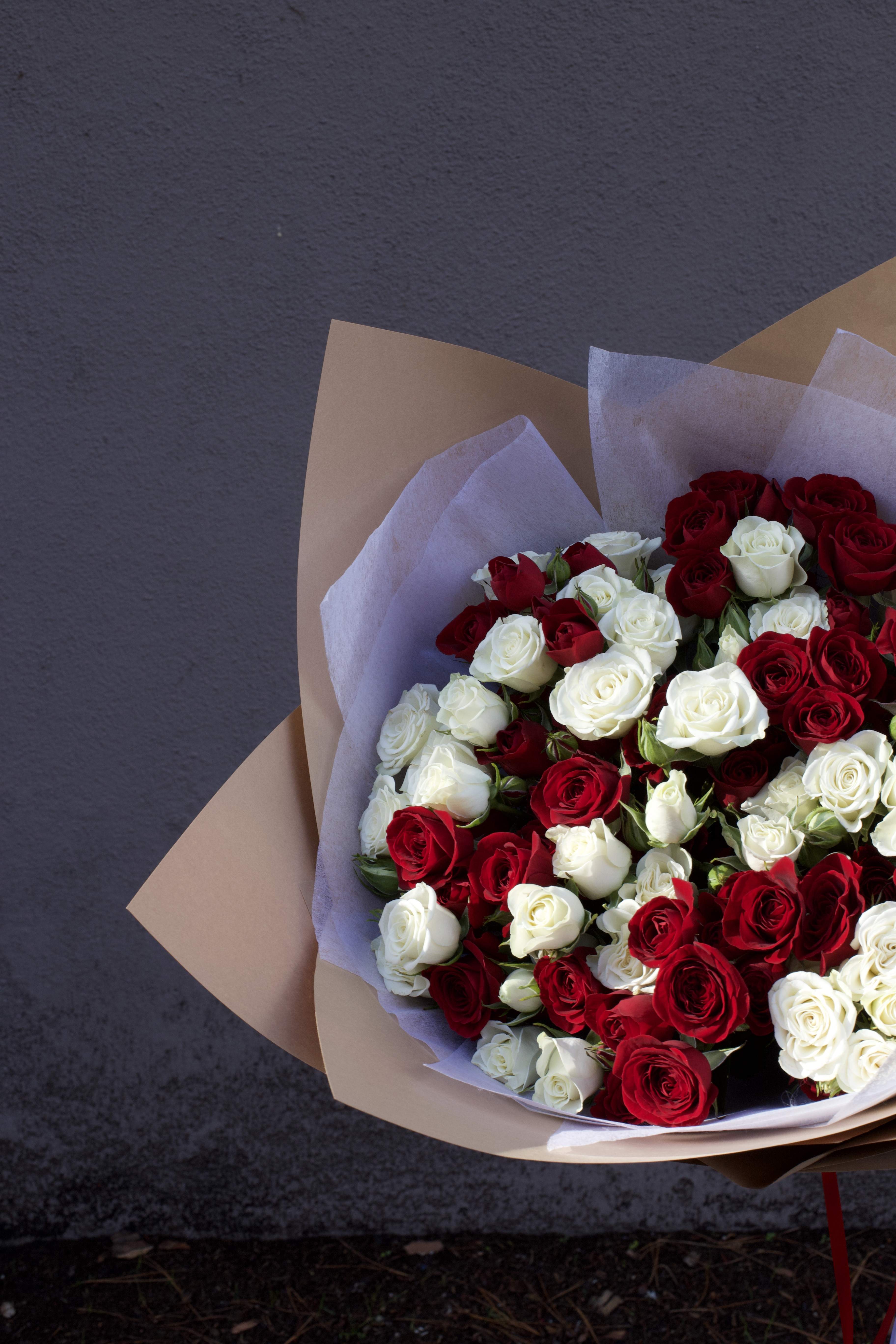 Mix of white and red spray roses in Studio City, CA | Flonet US
