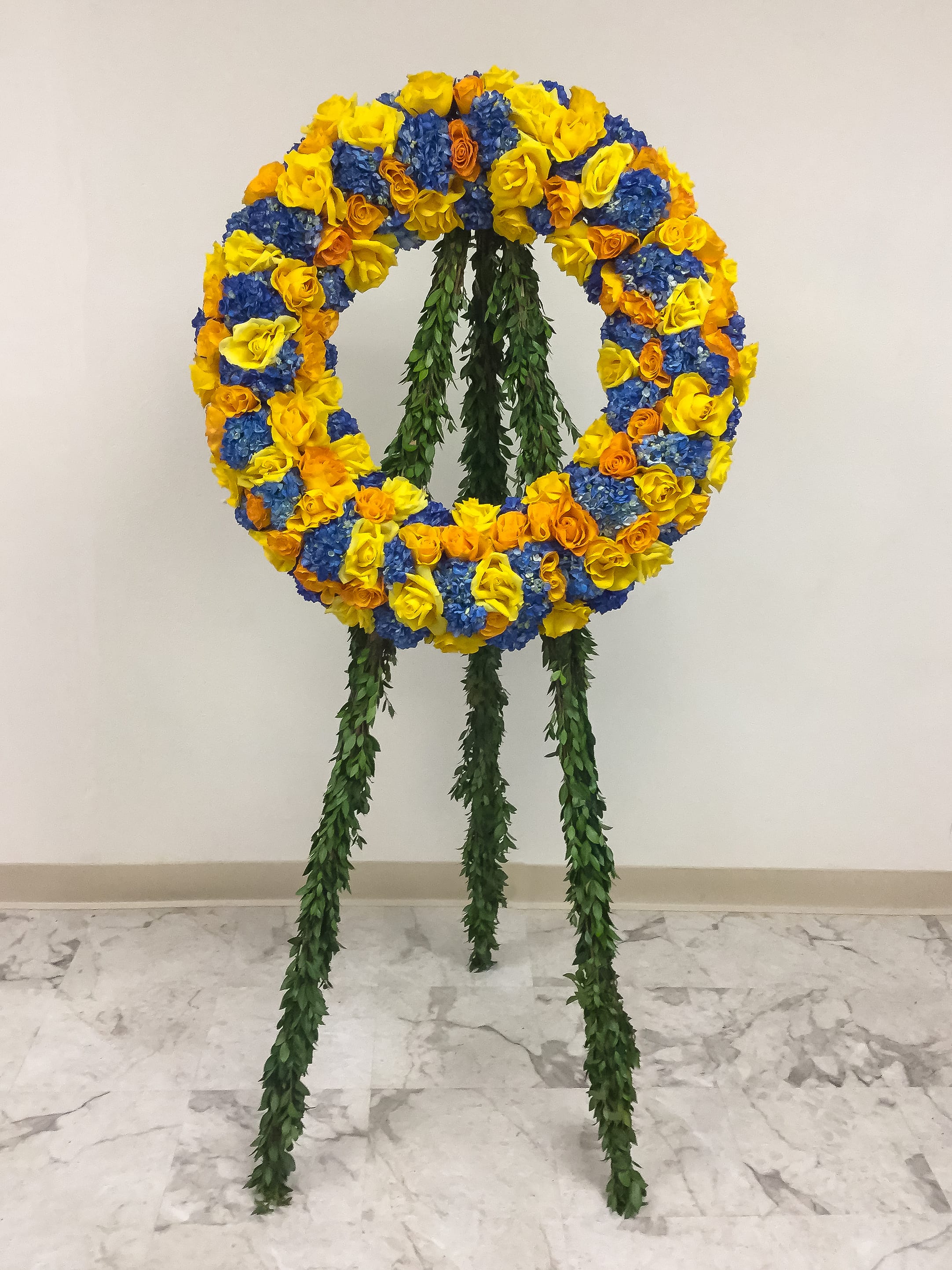 Standing Wreath 24 in Pasadena, CA | Duran's Flowers