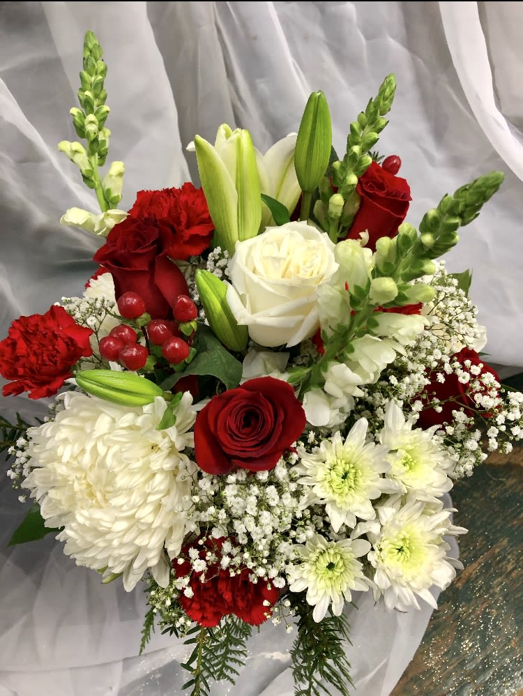 Mixed reds and white flowers in vase in Riverhead, NY | L.A. Country ...