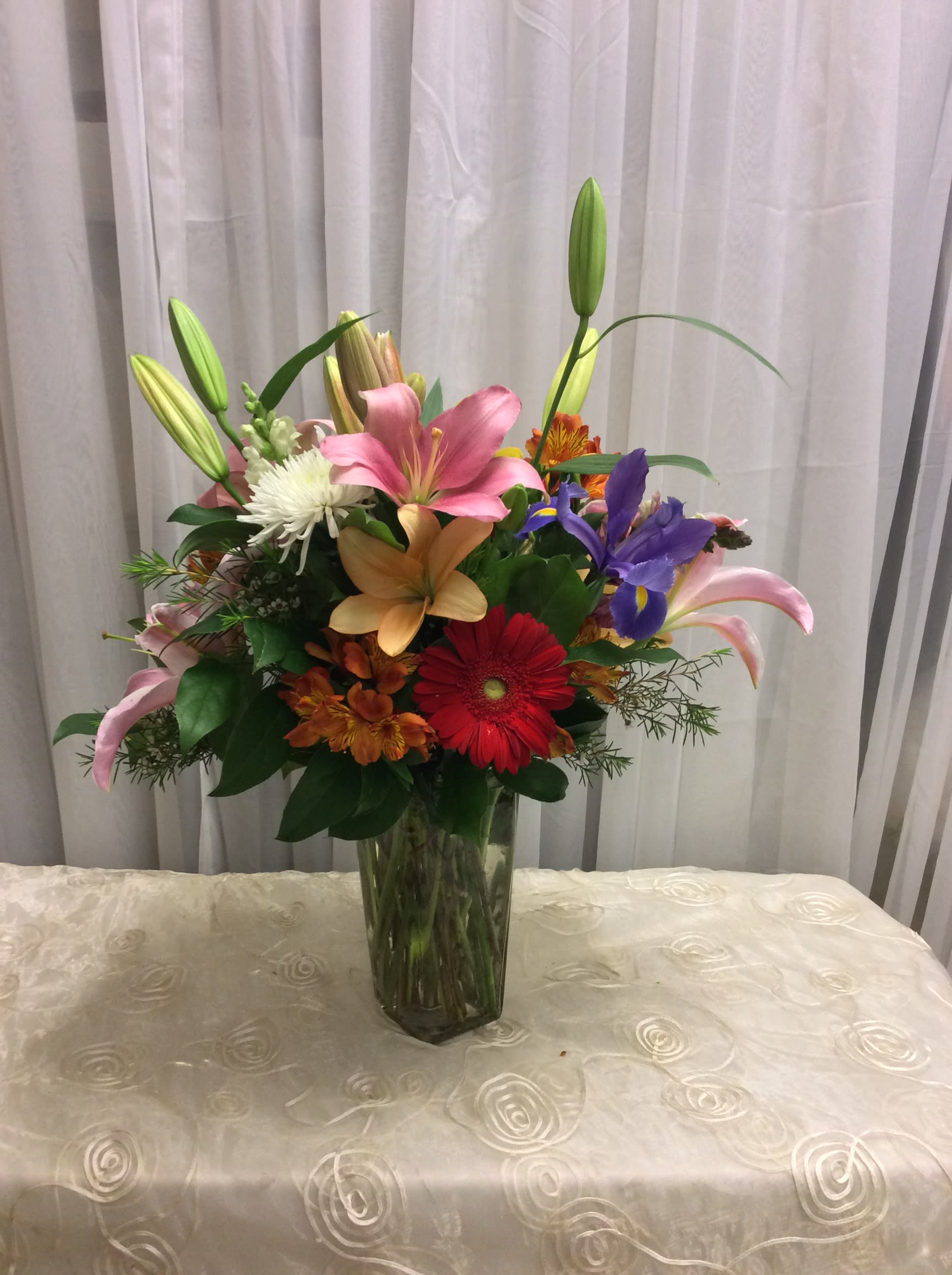 Traditional Spring Mix in Pasadena, CA | Duran's Flowers