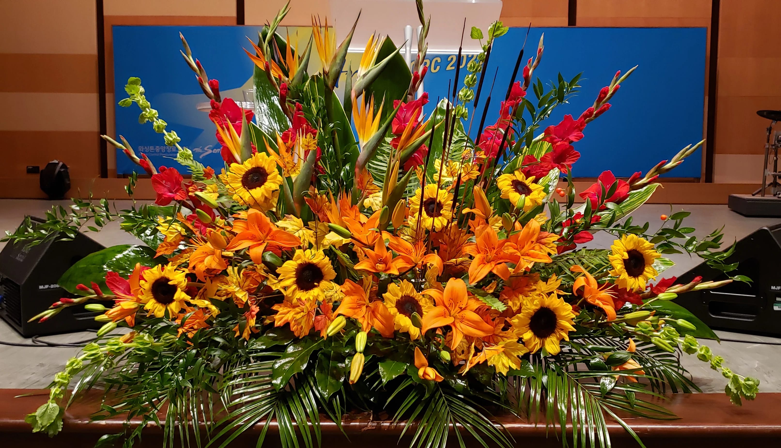 [TT-POD166]: PODIUM ARRANGEMENT 166 BY TWIN TOWERS FLORIST in Arlington ...
