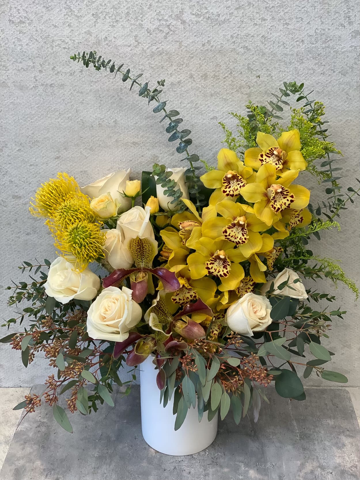 Yellow Color premium flowers by 7 Garden Florist