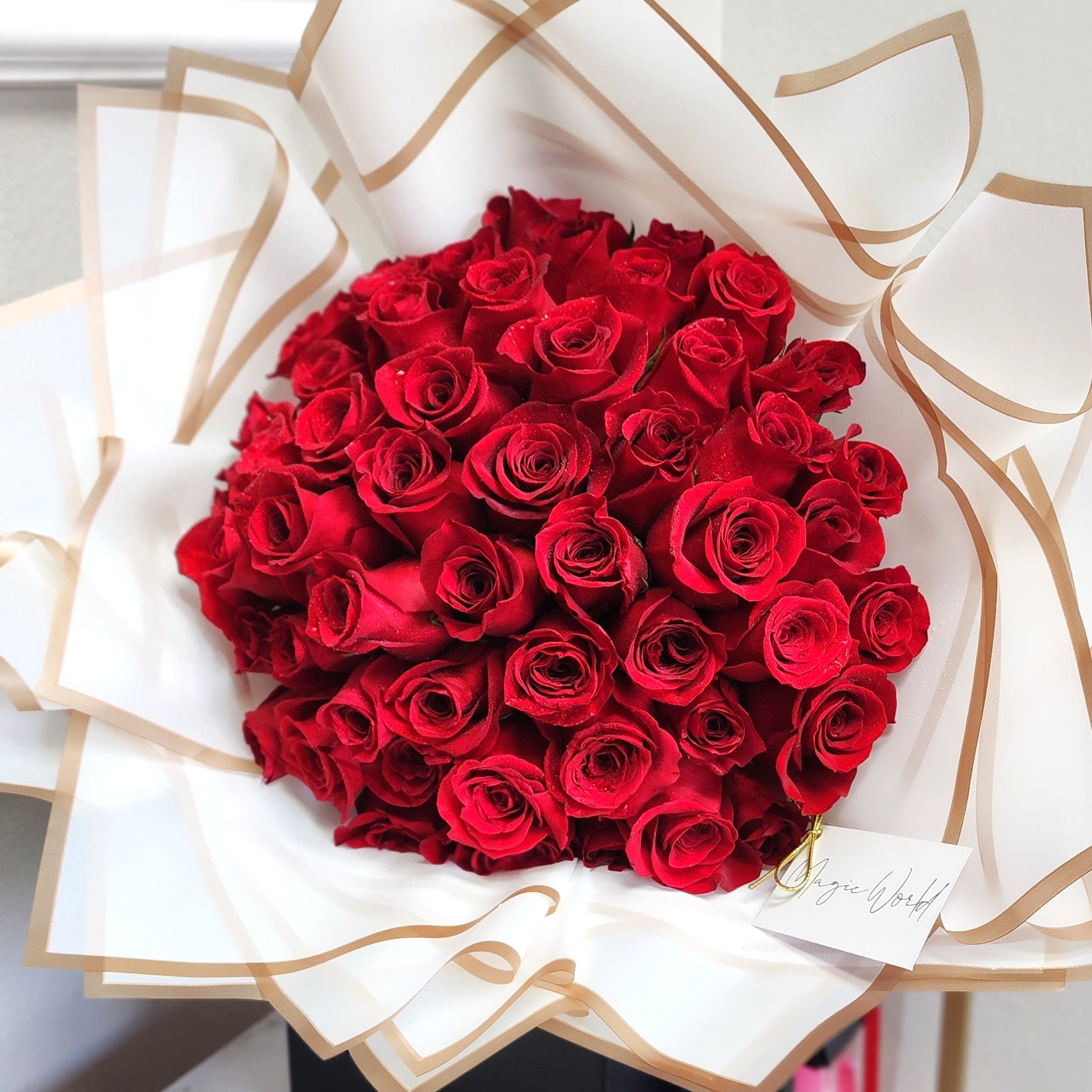 Ramo Buchon 50 Red Roses in White Envelope by Magic World