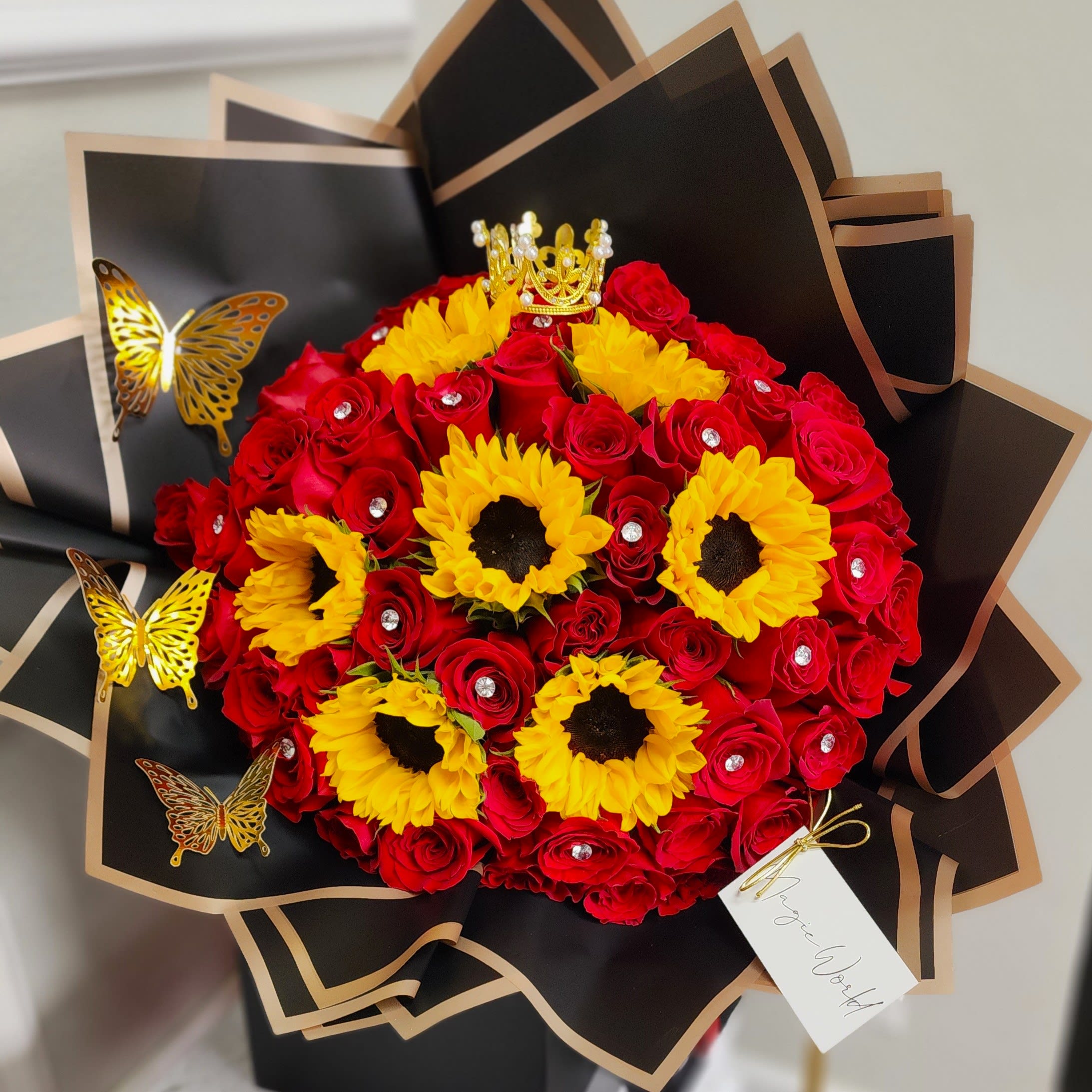Premium Ramo buchon red with sunflowers by Magic World