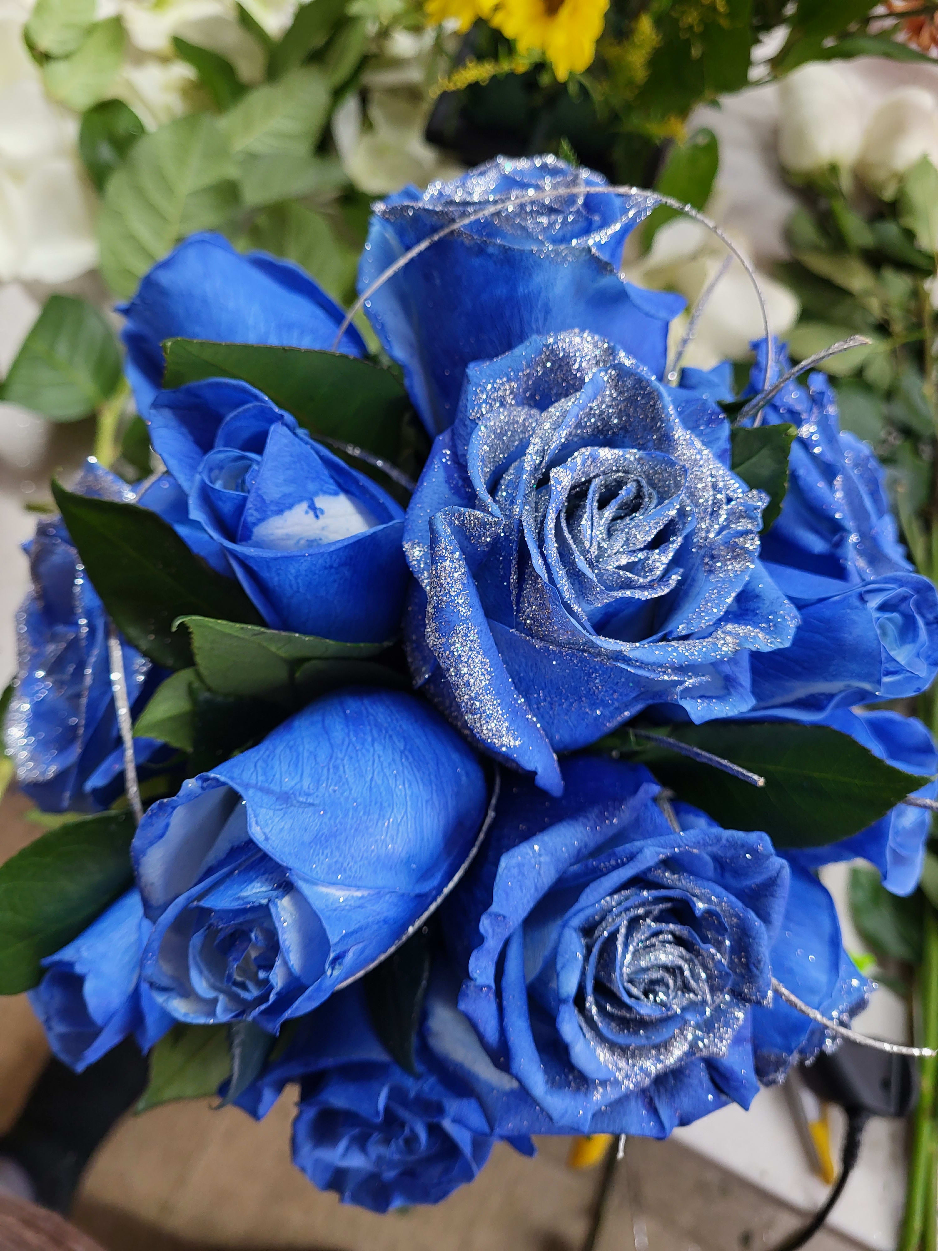 Blue Rosas and silver by Floreria la Guadalupana