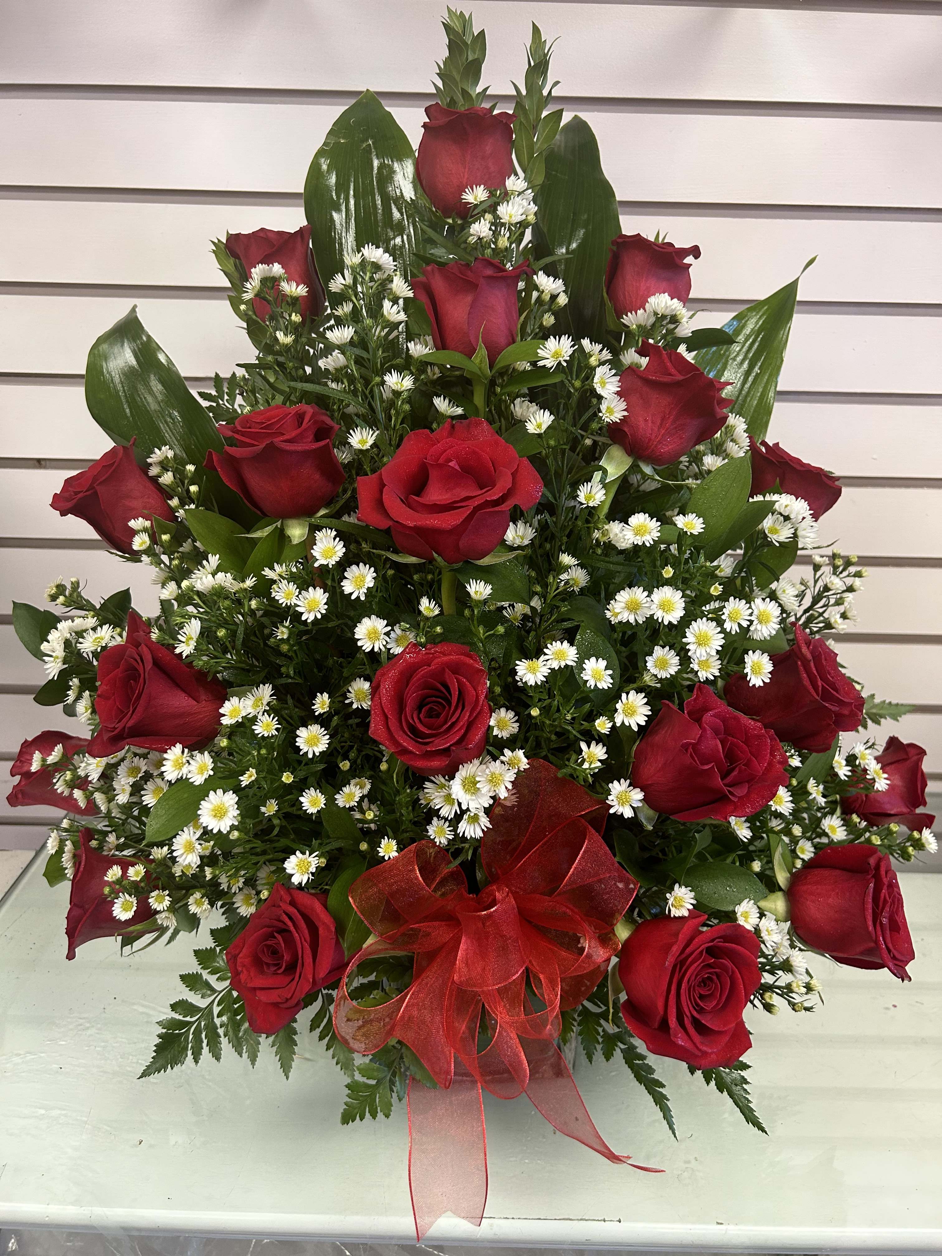 18 Roses Front Facing/18 Rosas de un Frente by Mendez Flowers