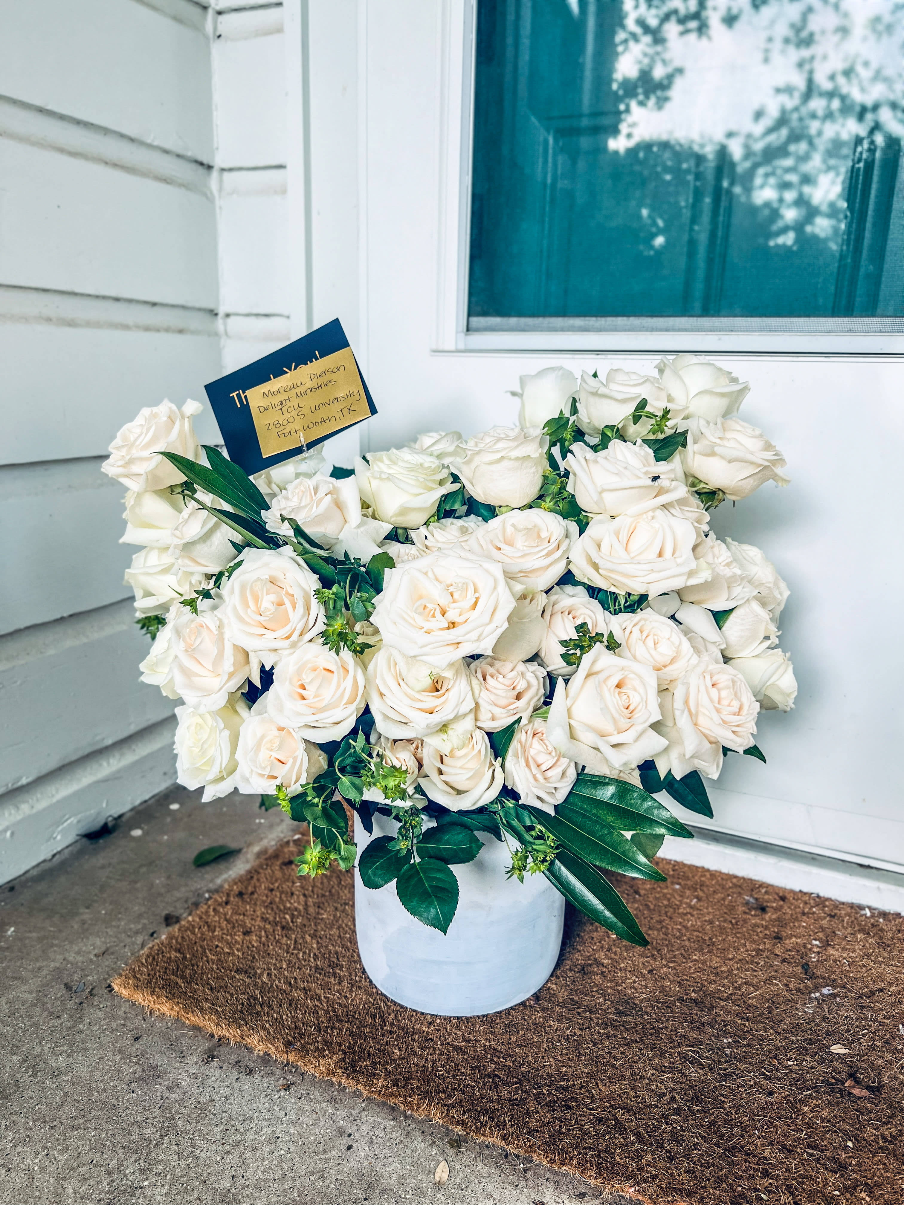 100 white roses by Blomme Te Amo