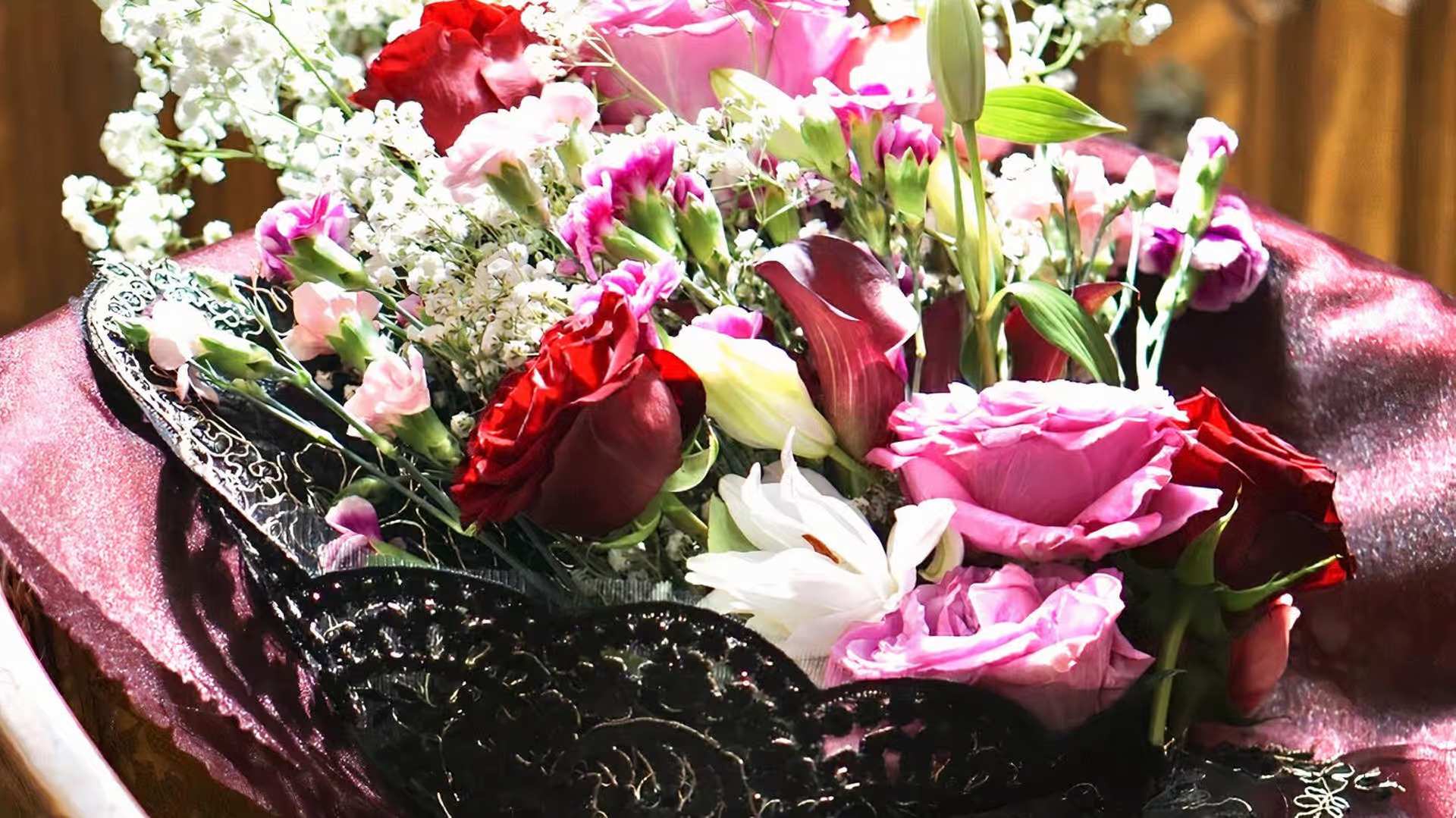 The Mixed Lily Bouquetby Queen Bouquets