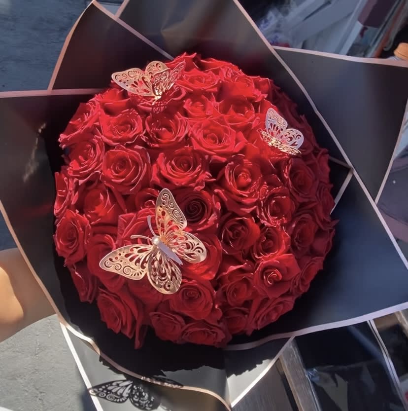 “Ramo Buchon” by Sisters Flowers