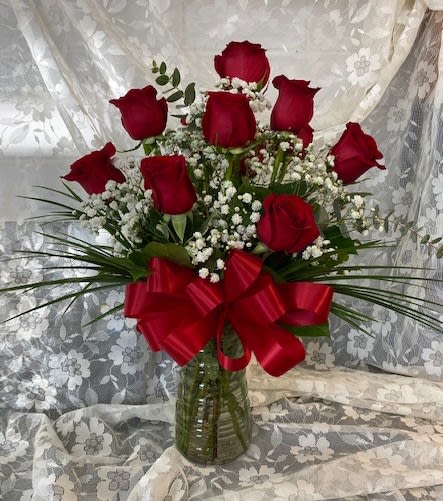 Classic Dozen Red Rose Vase in Warren, OH | Jensen's Flowers & Gifts, Inc.