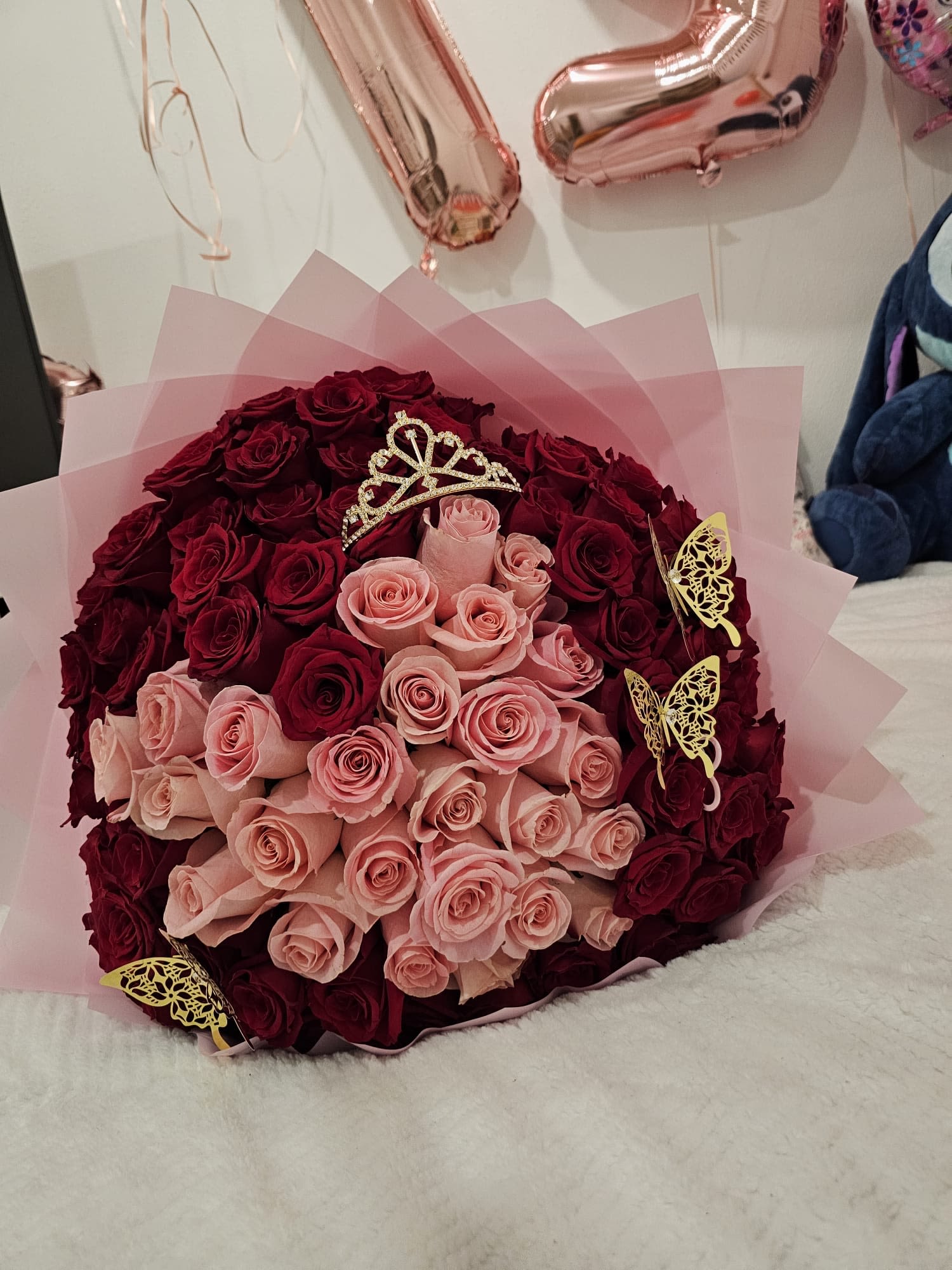 100 Beautiful Long stem Roses with a heart in the middle in Los Angeles ...