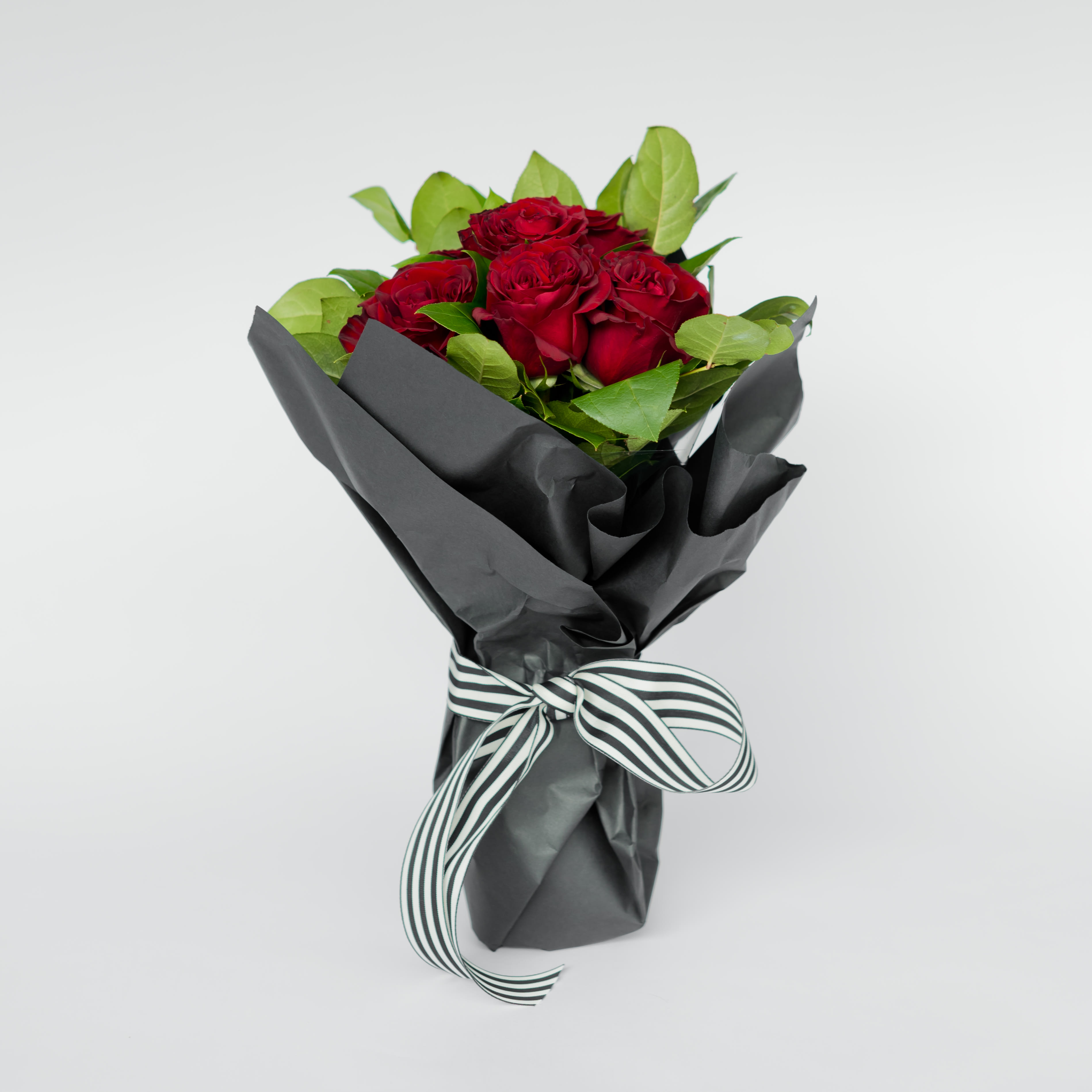 4 | bouquet de roses rouges (red) enveloppé noir - wrapped bunch in ...